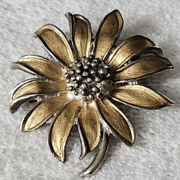 Unbranded | Jewelry | Very Pretty Brushed Gold Enamel Metal Flower ...